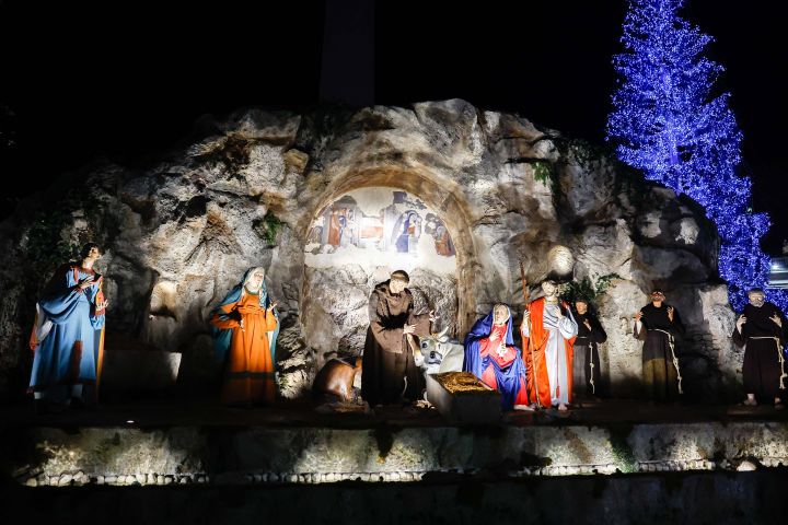 Pope marks 800th anniversary of Nativity scene, asks prayers for Holy ...