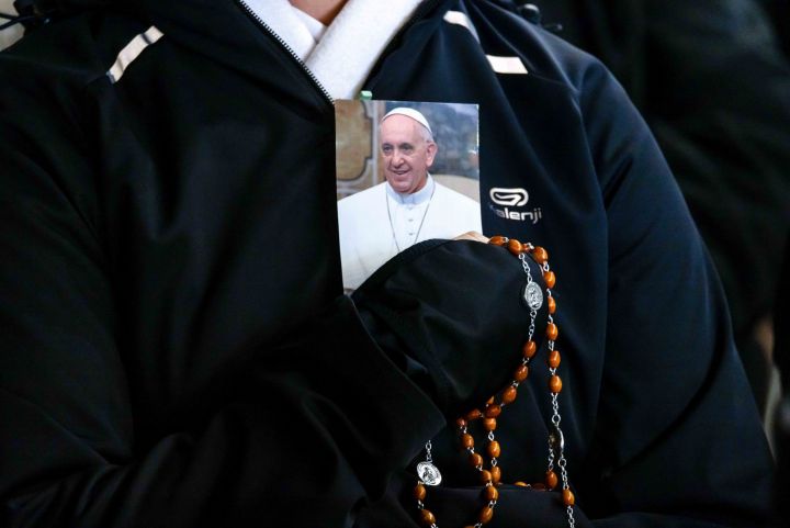 Pope no longer on mechanical ventilation after respiratory crises ...