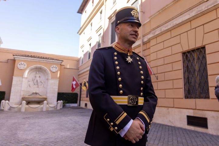 Pope tells Swiss Guards they need each other to be all they can be ...